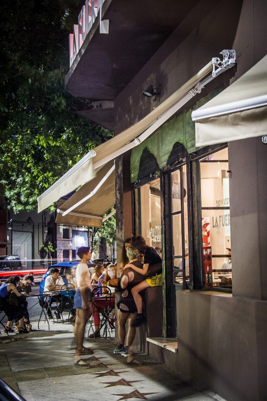 La era de las veredas: seis veredas (y esquinas) de bares con onda para ...