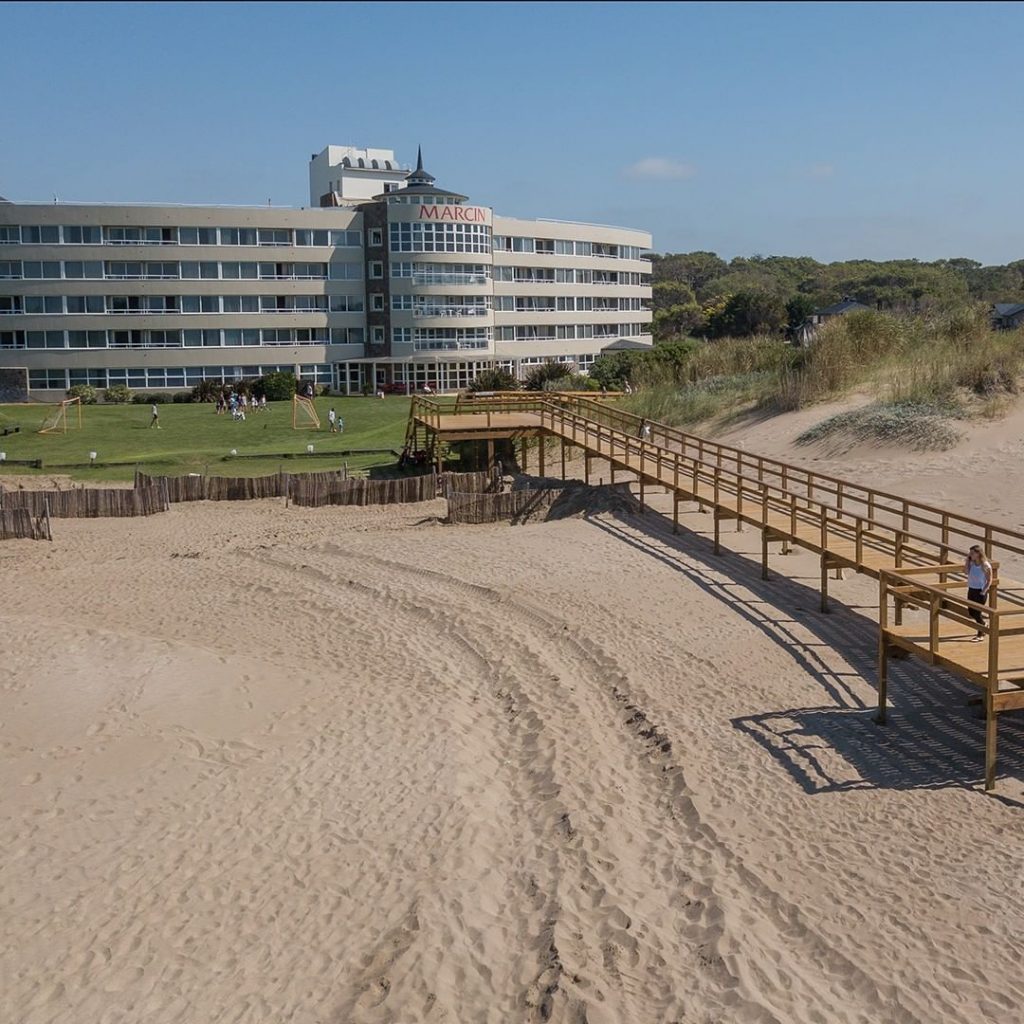 Un deleite detrás de las dunas: así es Marcín – el hotel icónico y a ...