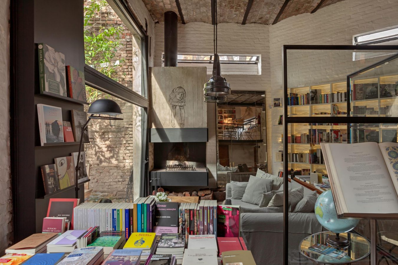 Falena: un refugio de belleza entre libros, jazz y café en una casona ...